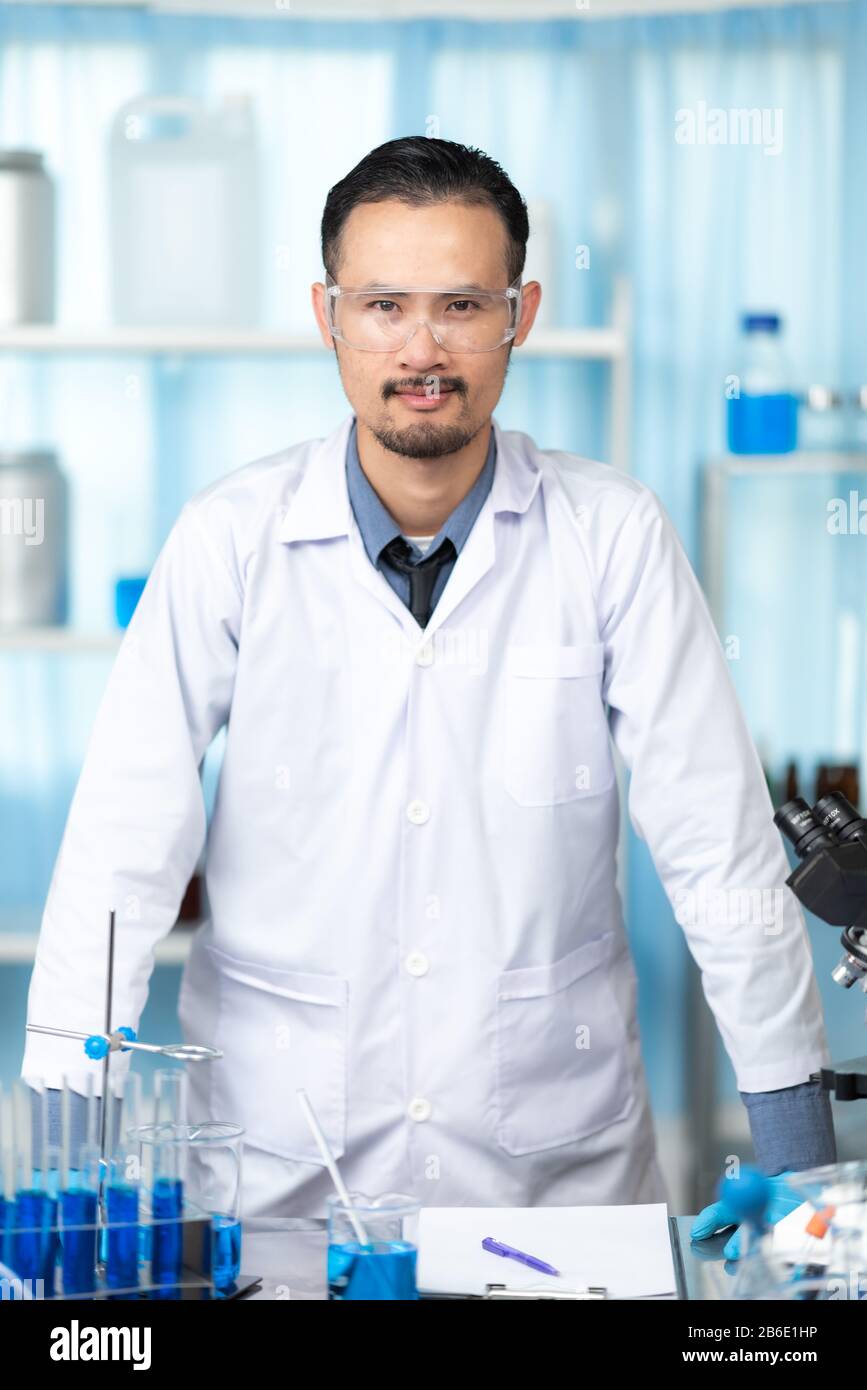 Portrait of a scientist in a chemical laboratory Stock Photo - Alamy