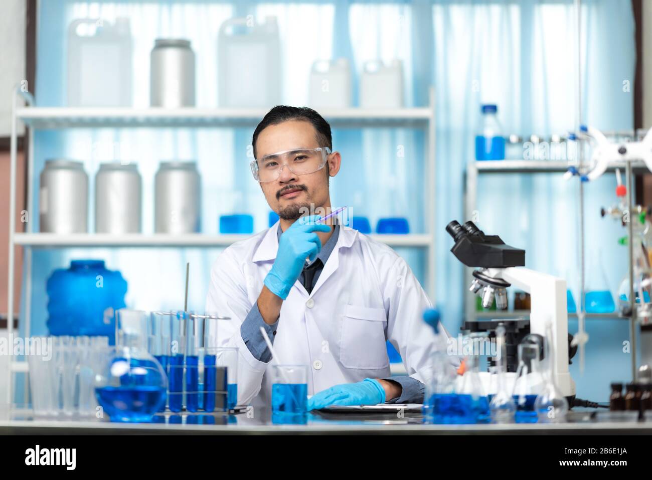 Portrait of a scientist in a chemical laboratory Stock Photo - Alamy