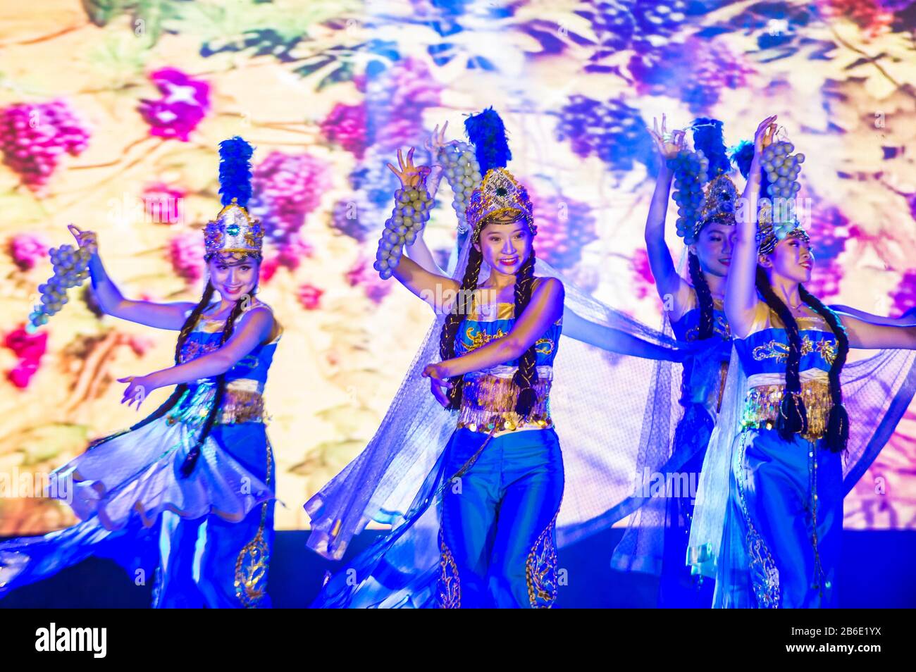 Chinese folk dance in Chinatown Manila the Philippines Stock Photo - Alamy
