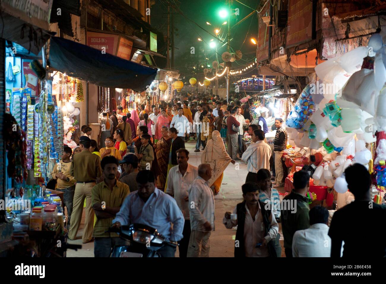 Crowded market scene hi-res stock photography and images - Alamy