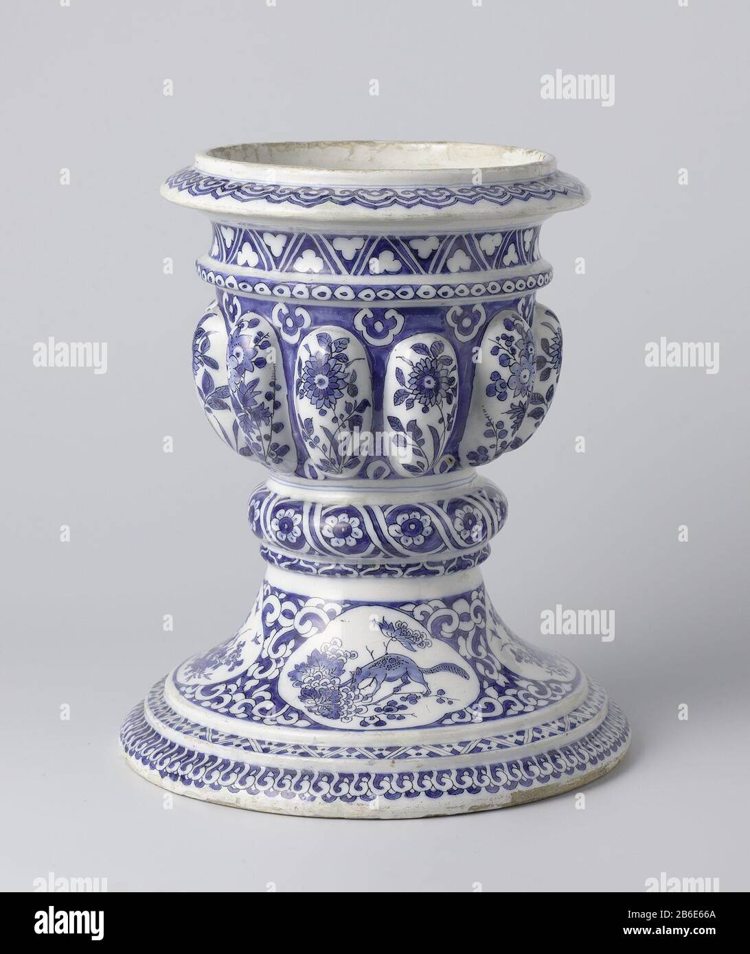 Flowerpot holder voet van een grote bloemhouder van faience. Blauw ...