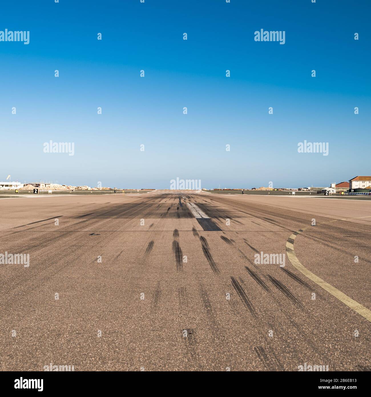 Empty runway tarmac hi-res stock photography and images - Alamy