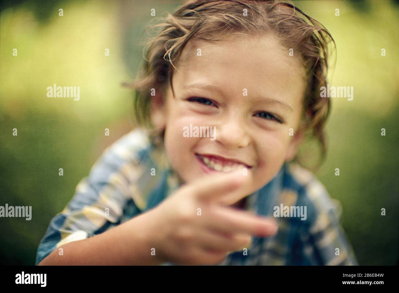 Young boy pointing Stock Photo - Alamy