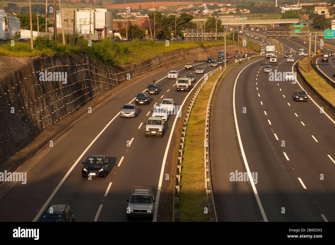 heavy oncoming traffic on multi lane highway Stock Photo - Alamy