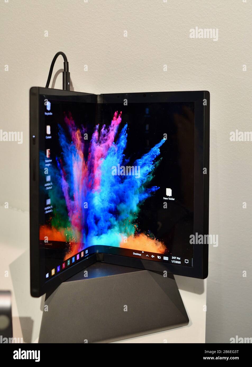 Dell Computer Concept (pre-market) Ori, a large pen-enabled, folding ...