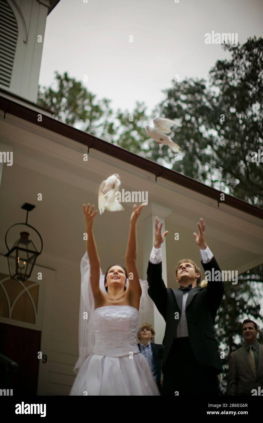 Releasing doves hi-res stock photography and images - Alamy