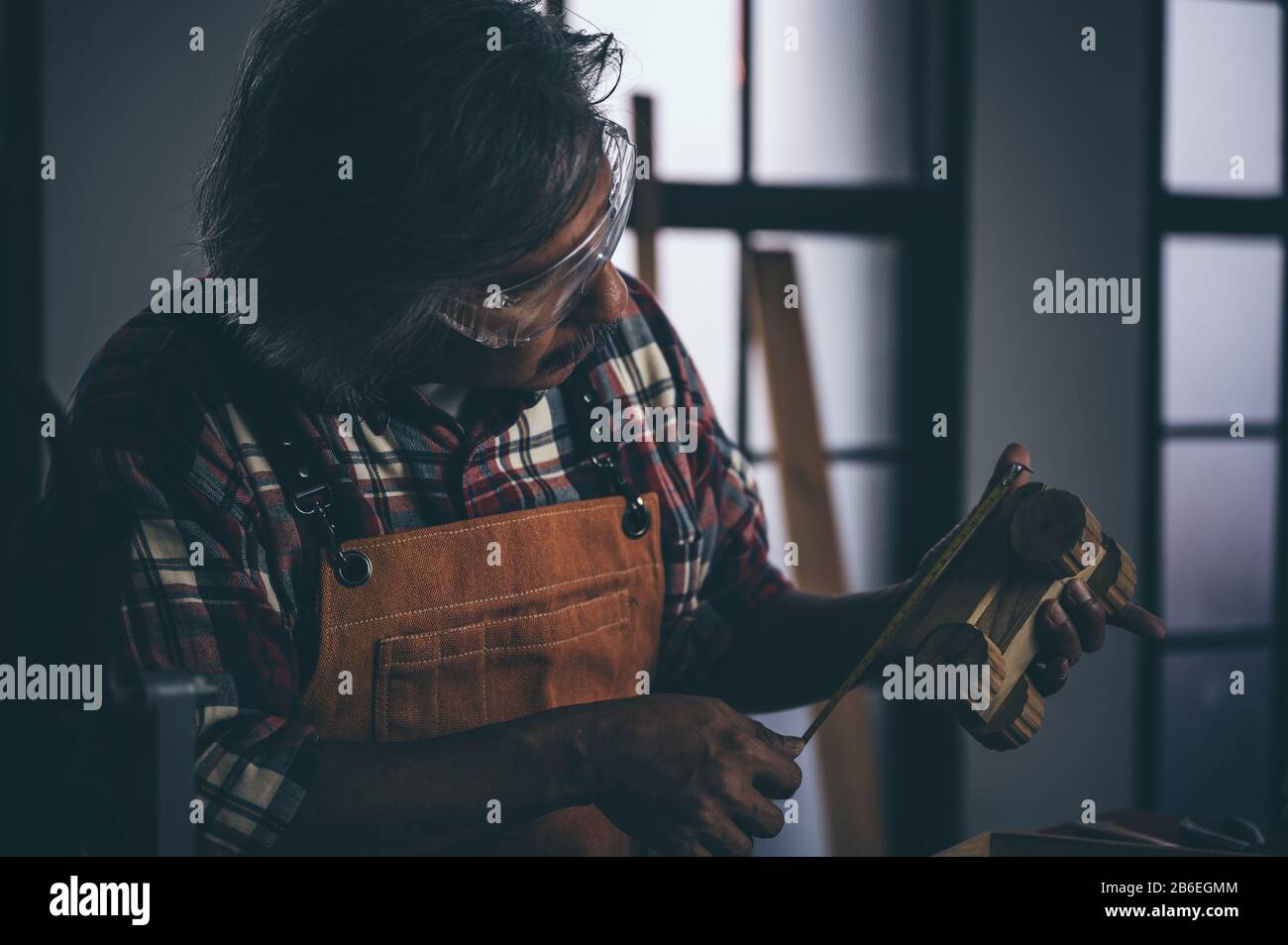 old carpenter man working in carpenter studio Stock Photo - Alamy