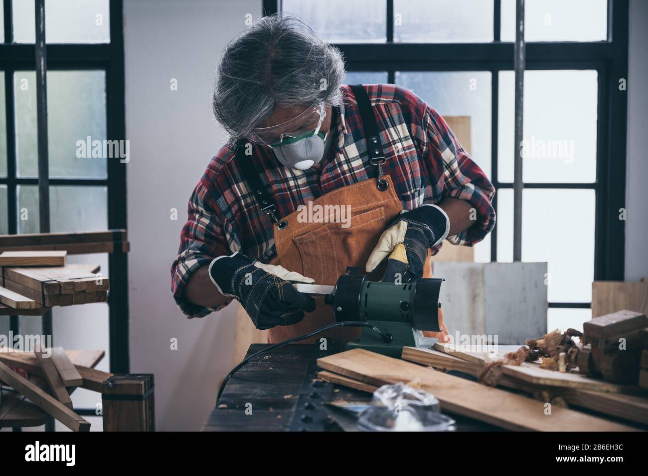 old carpenter man working in carpenter studio Stock Photo - Alamy