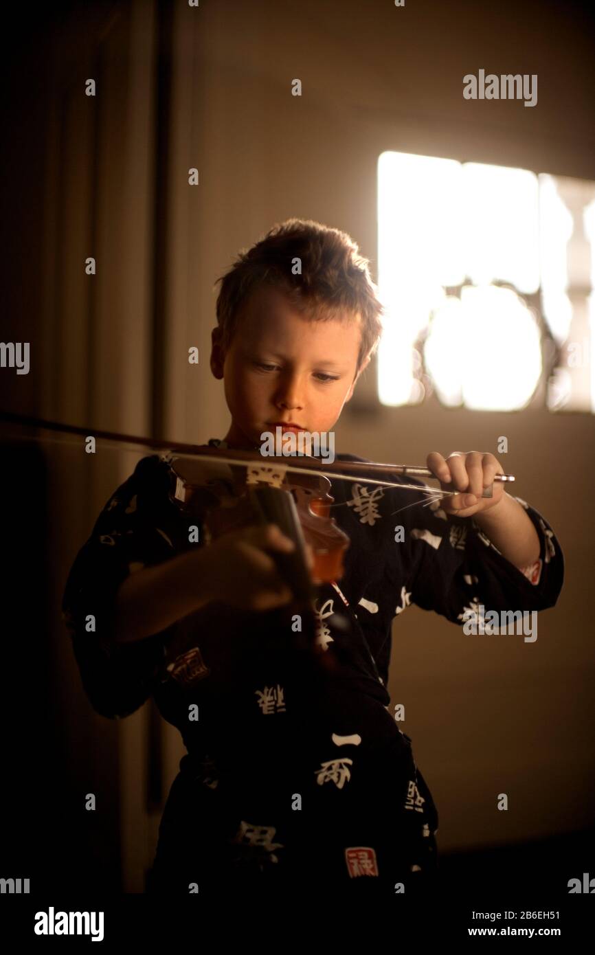 Child playing violin Stock Photo - Alamy