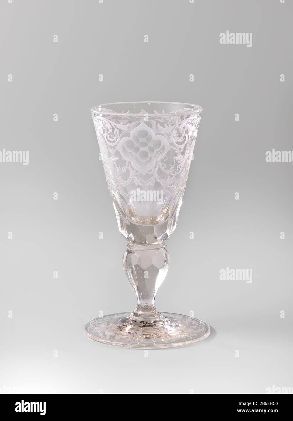 Jar with flowers and leafs Gewelfde voet. Facetgeslepen ...