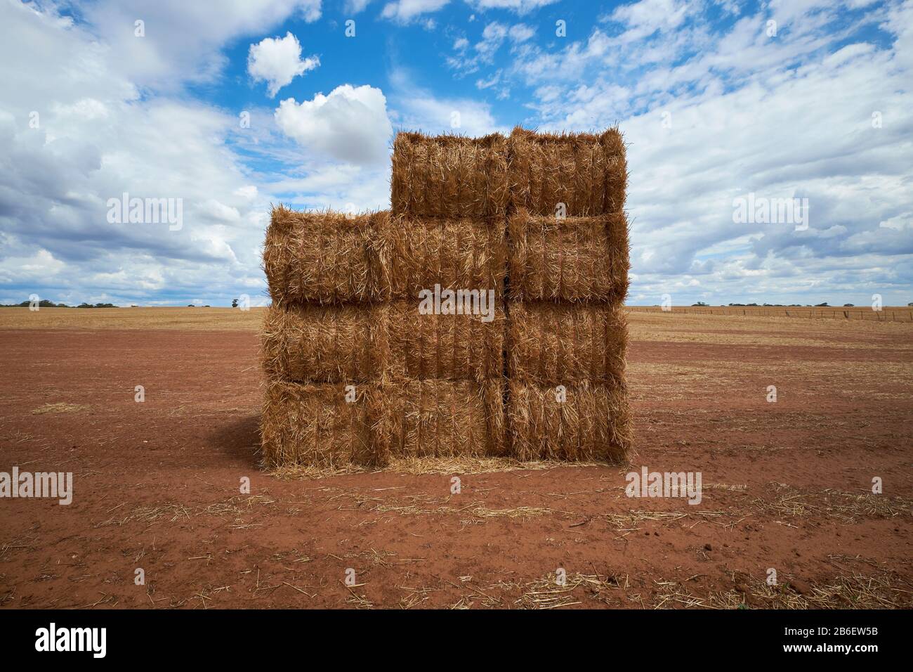 Square bale stack hi-res stock photography and images - Alamy