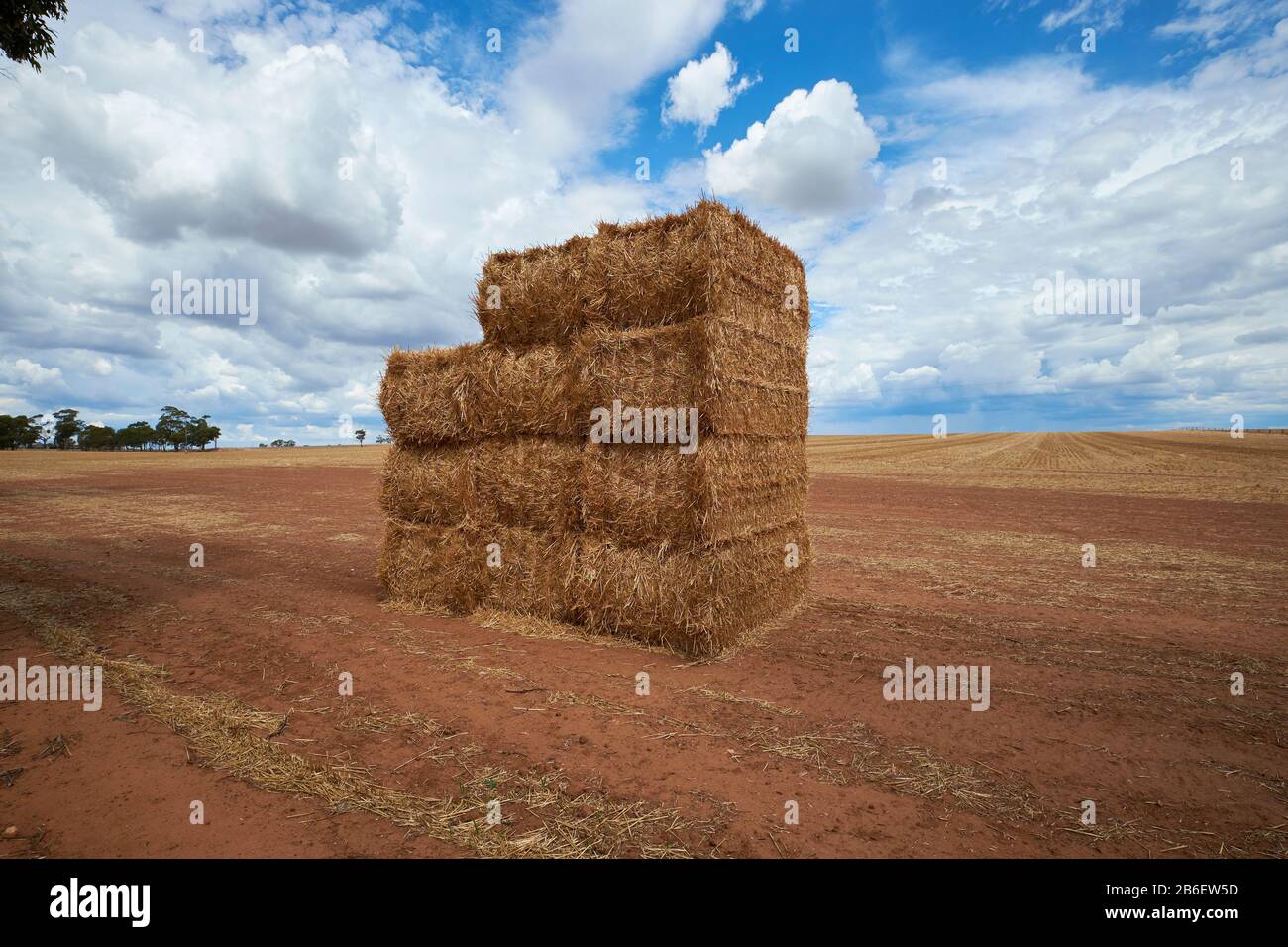 Square bale stack hi-res stock photography and images - Alamy