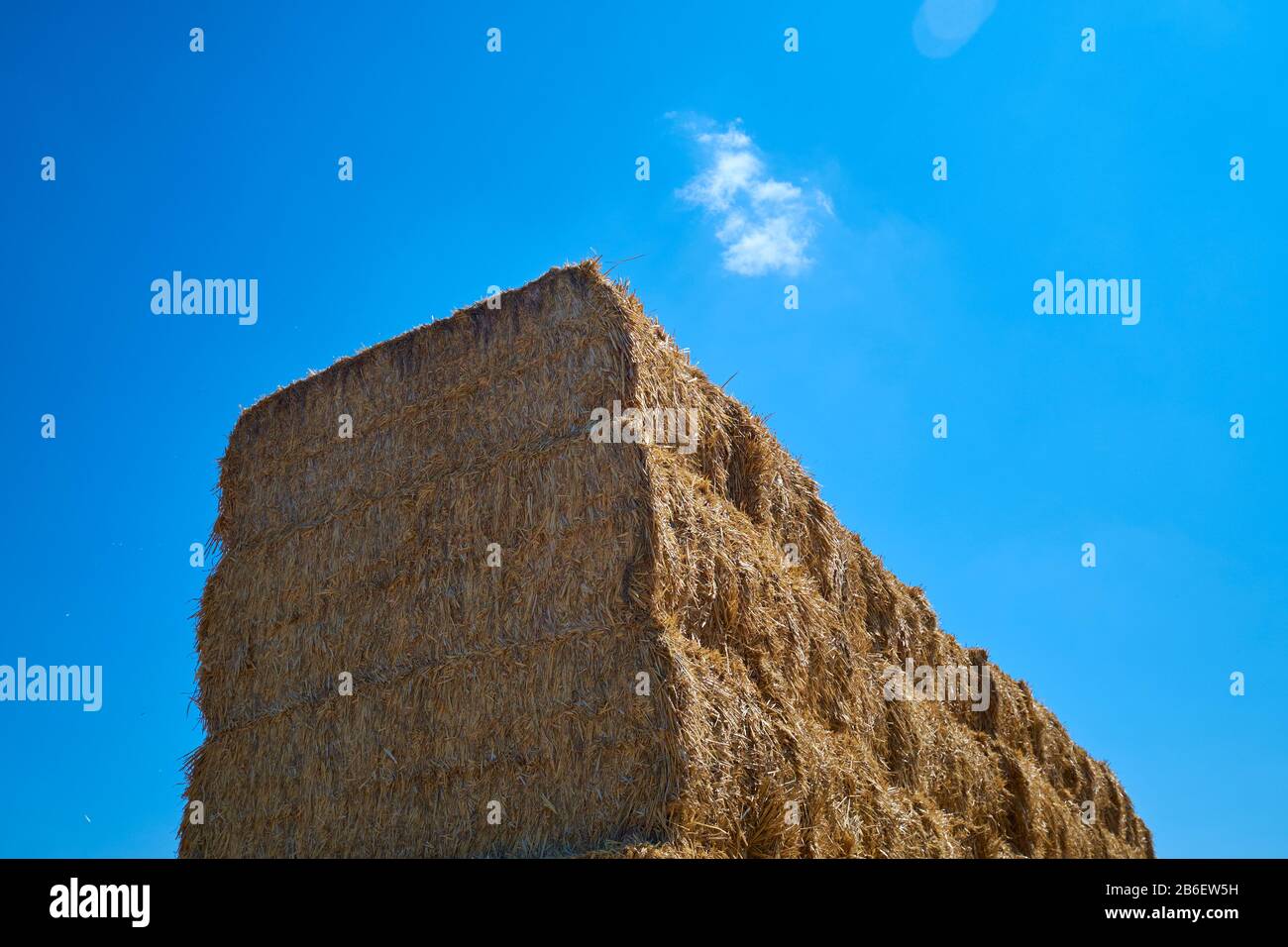 Square bale stack hi-res stock photography and images - Alamy