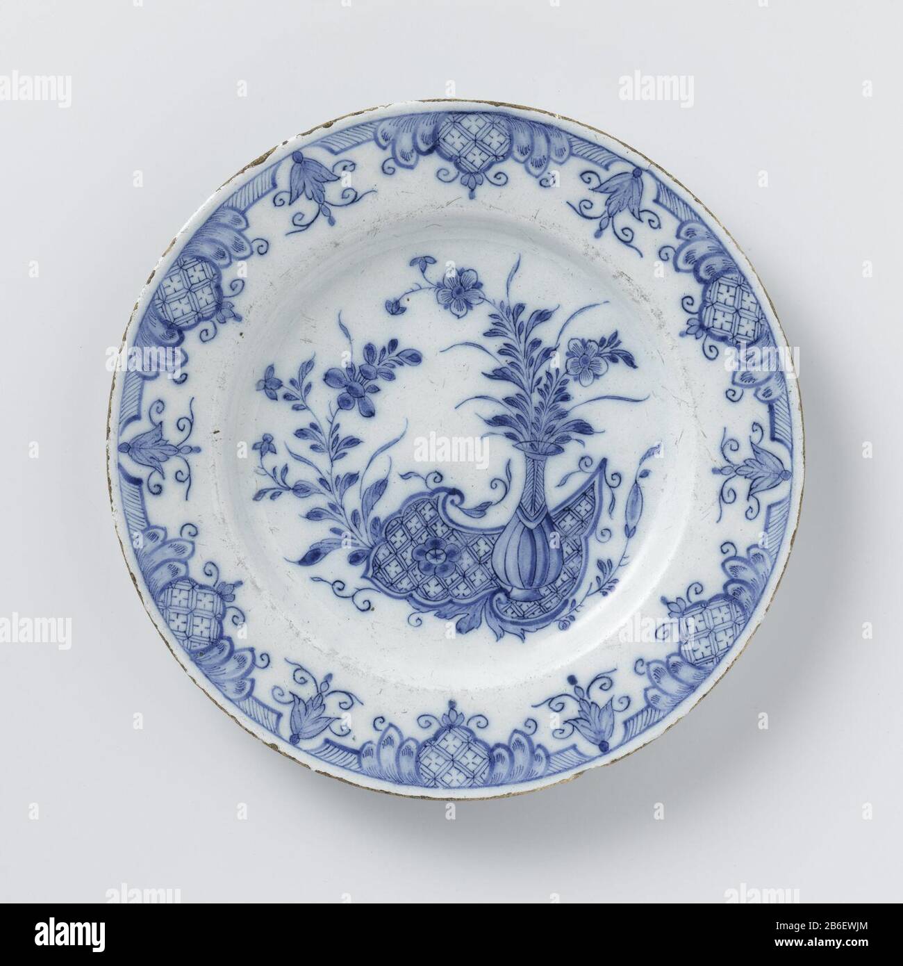 Faience plate Bord van faience. Blauw beschilderd met een Chinese vaas ...
