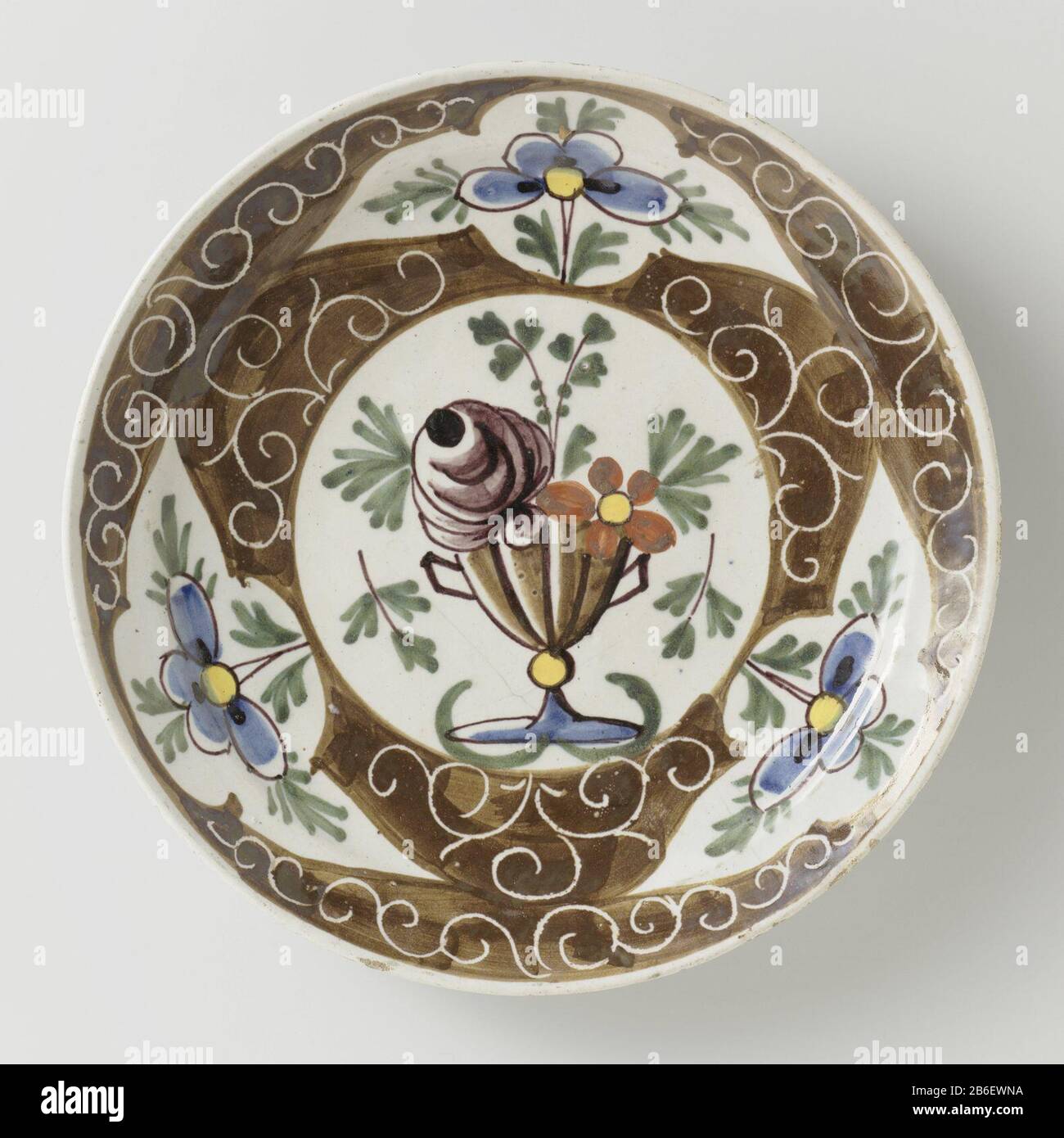 Bord van faience Bord van faience veelkleurig beschilderd met een vaas ...
