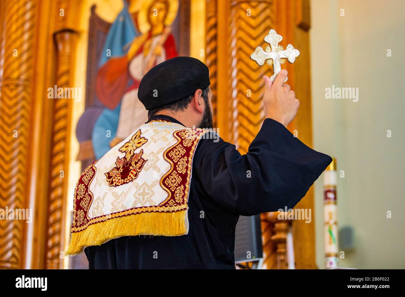 Holding holy cross hi-res stock photography and images - Alamy