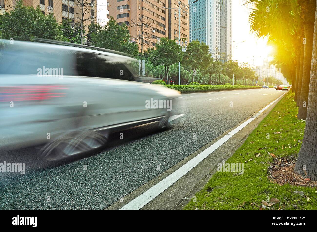 Traffic moving through urban city hi-res stock photography and images ...