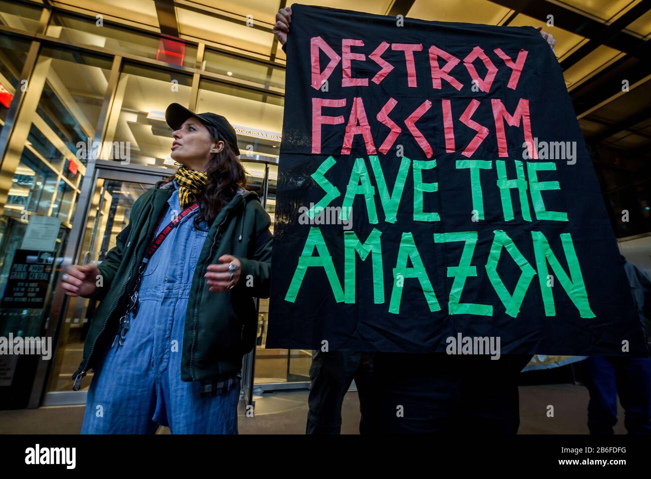 Chase bank protest protesters march hi-res stock photography and images ...