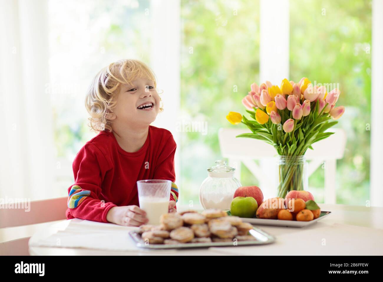 Child eating breakfast hi-res stock photography and images - Alamy