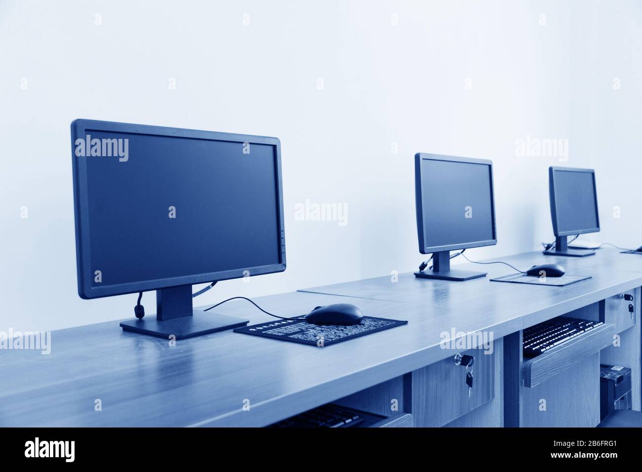 Computer Lab, Neatly placed rows of computers Stock Photo - Alamy