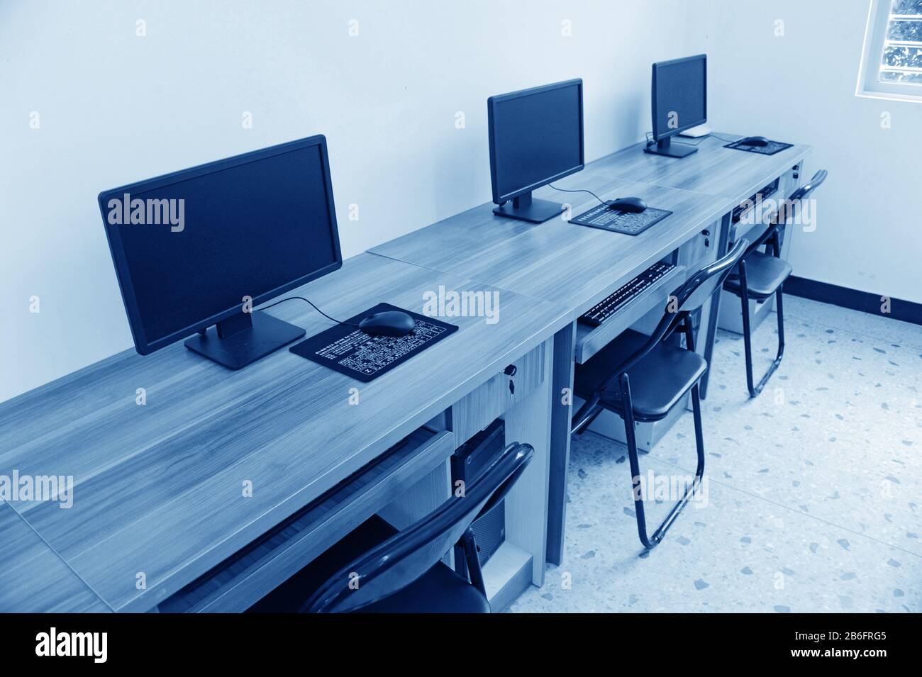 Computer Lab, Neatly placed rows of computers Stock Photo - Alamy