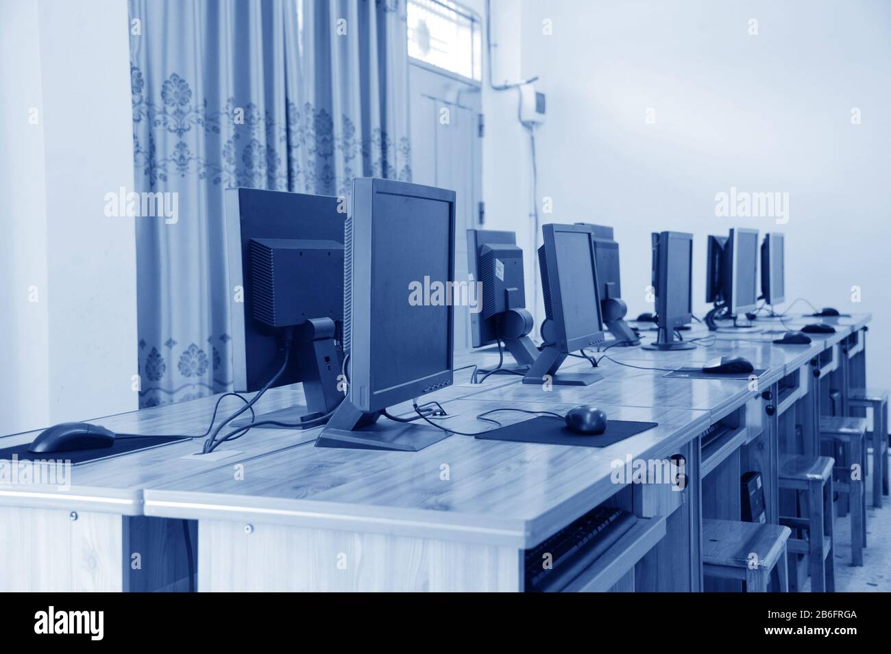 Computer Lab, Neatly placed rows of computers Stock Photo - Alamy