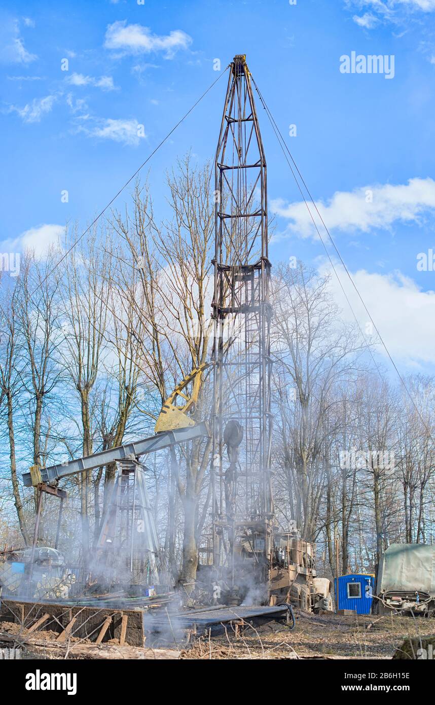 Workover rig hi-res stock photography and images - Alamy