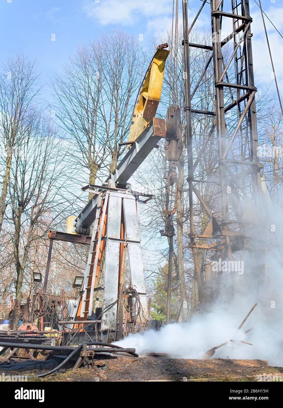 Workover rig hi-res stock photography and images - Alamy