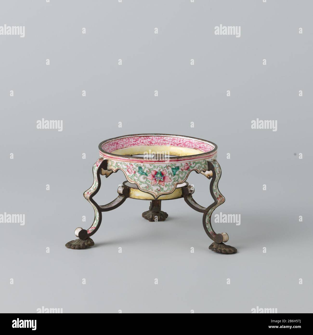 Comfoor, painted enamel on copper Het comfoor heeft drie gebogen poten ...