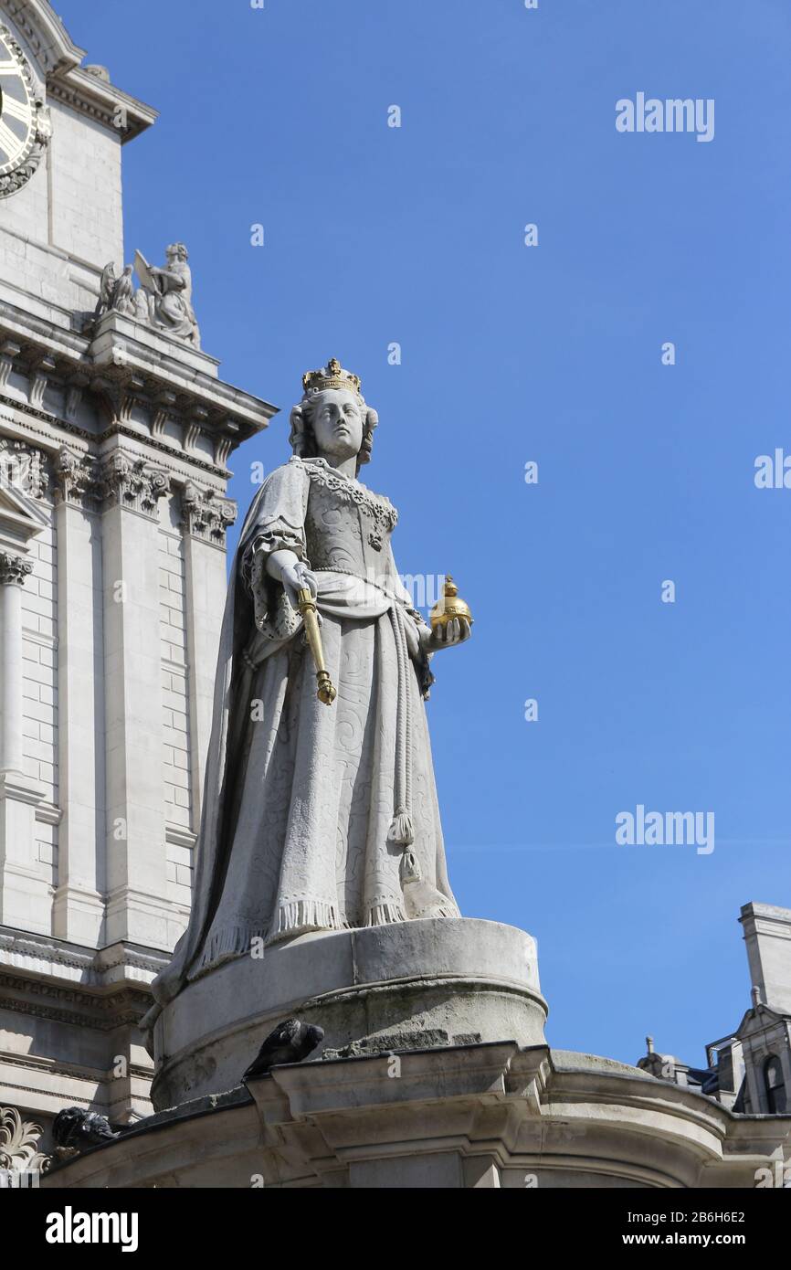 Statue of Queen Anne at outside the west front of St Paul's Cathedral ...