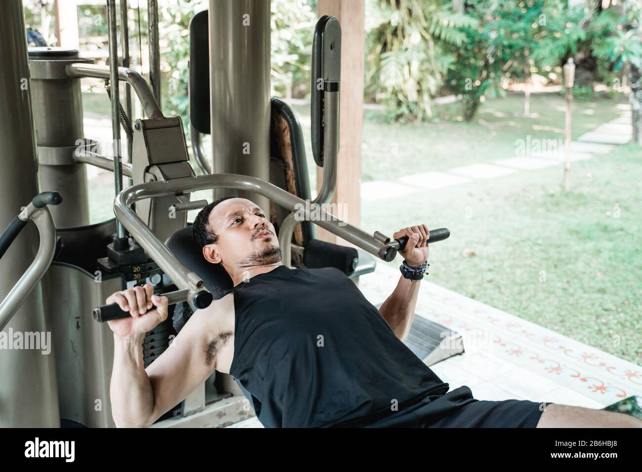 Man chest press machine hi-res stock photography and images - Alamy