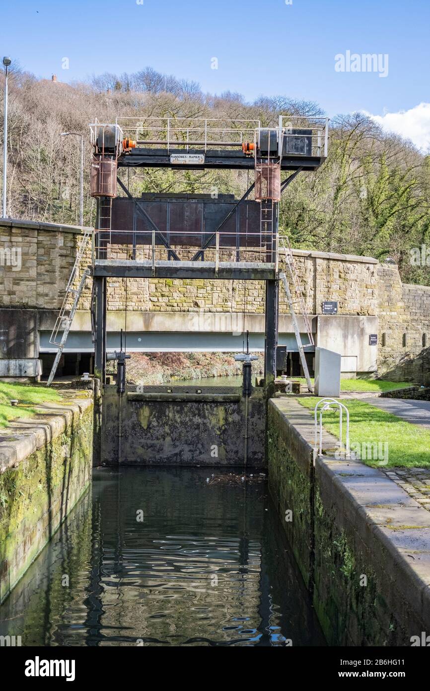 Salterhebble guillotine lock hi-res stock photography and images - Alamy