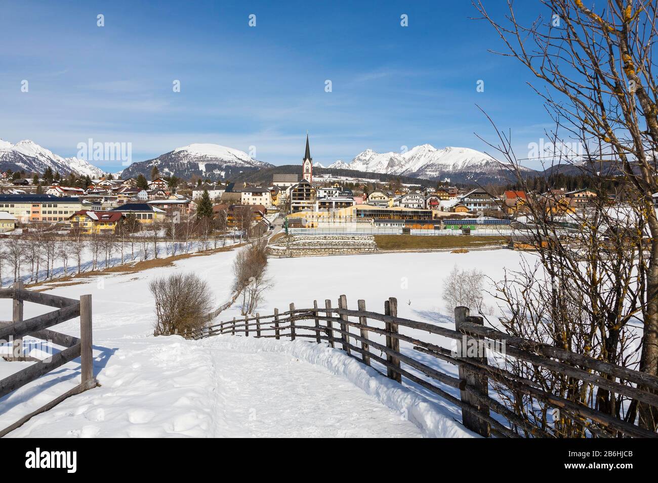 Village view with pilgrimage church in winter, Mariapfarr, Lungau ...