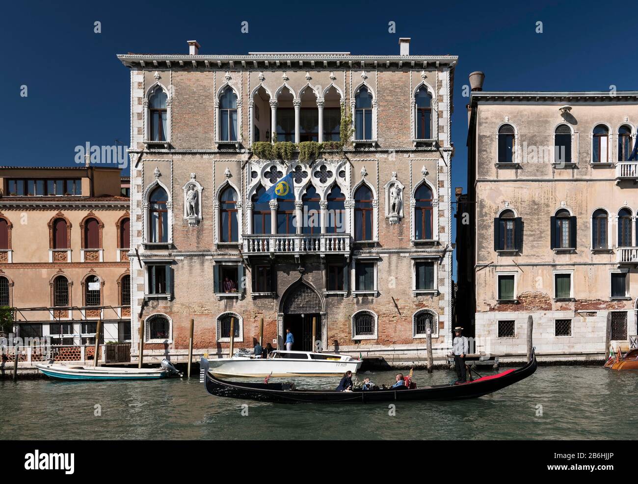 Old buildings on water hi-res stock photography and images - Alamy