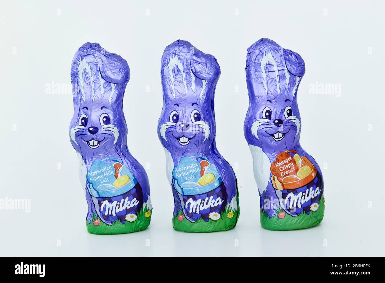 Milka lila Schokoladen-Osterhasen Stock Photo - Alamy