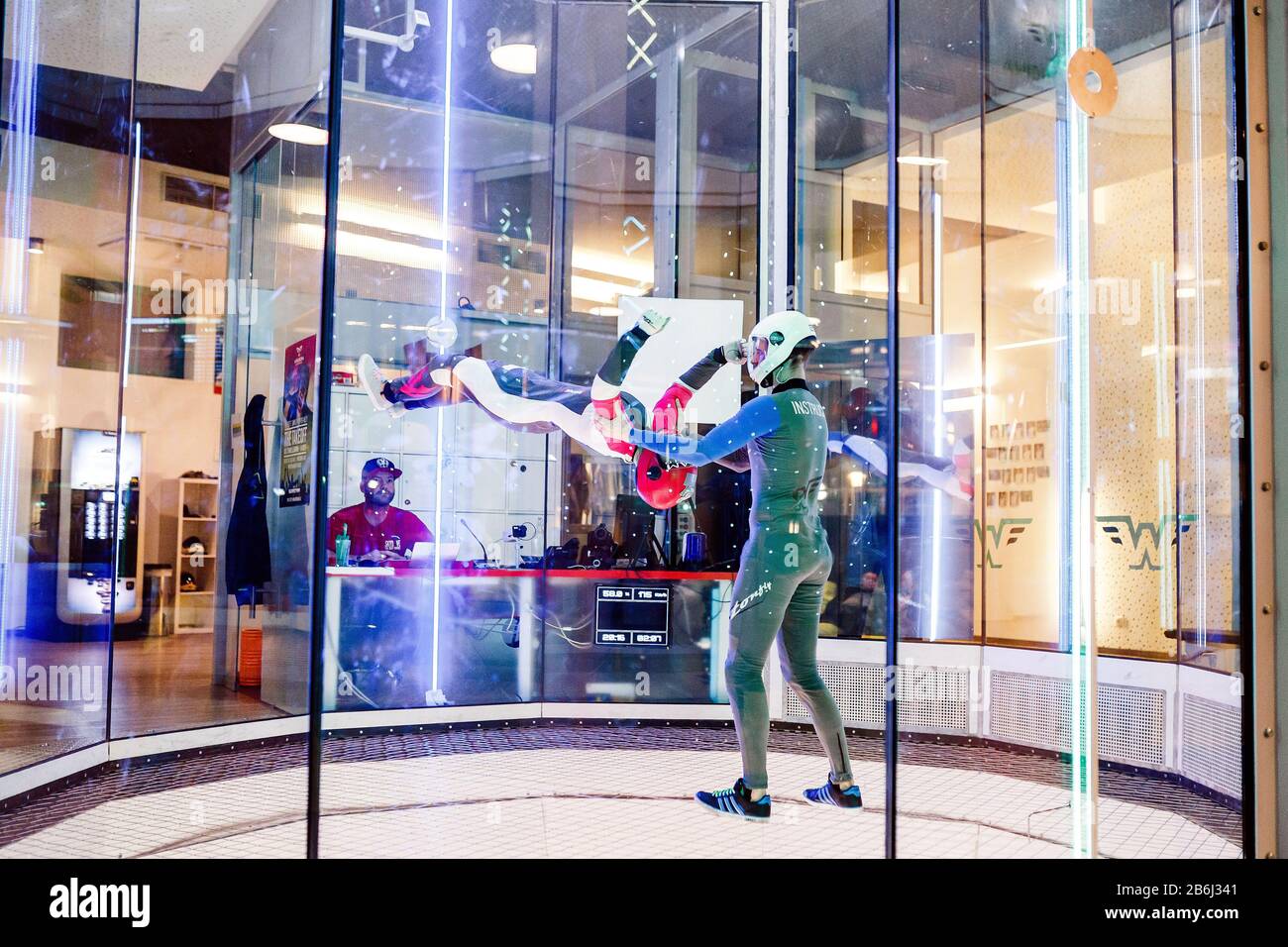 Female paratrooper hi-res stock photography and images - Alamy