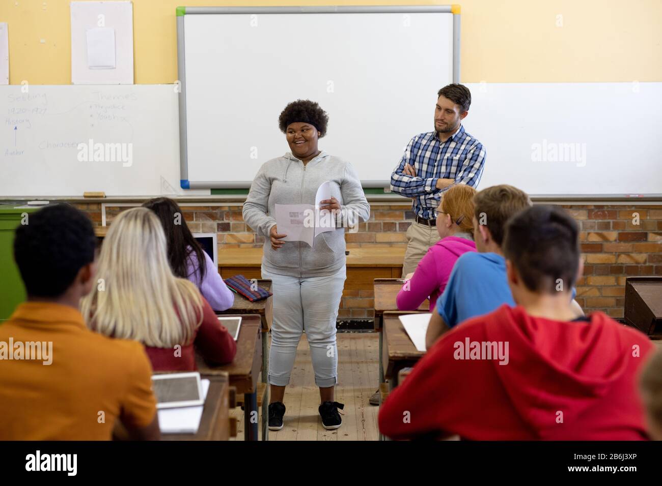 High school girl presentation to class hi-res stock photography and ...