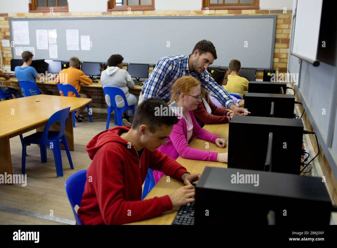 Teacher teaching students computer hi-res stock photography and images ...