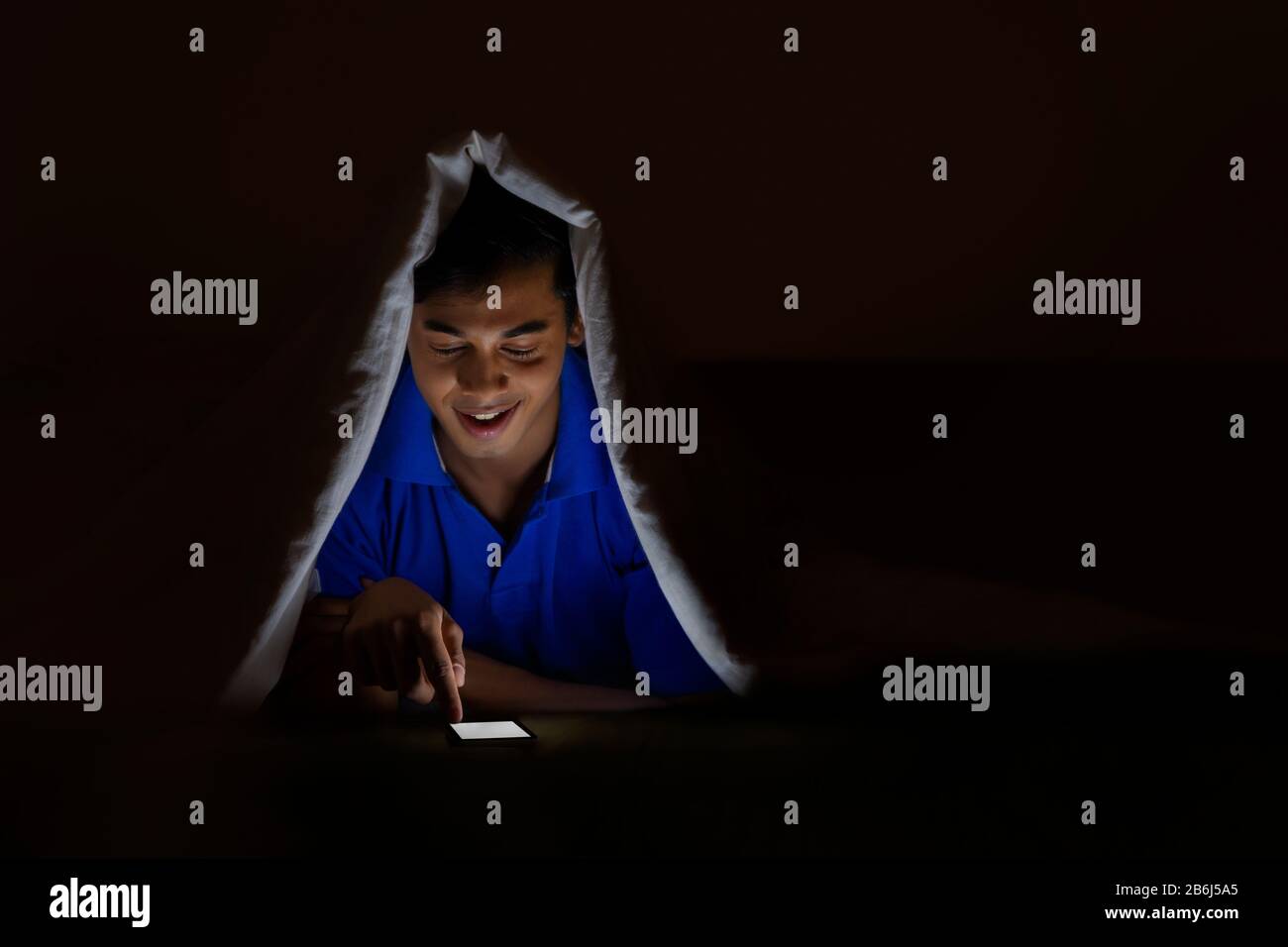 Dark room smart phone hi-res stock photography and images - Alamy