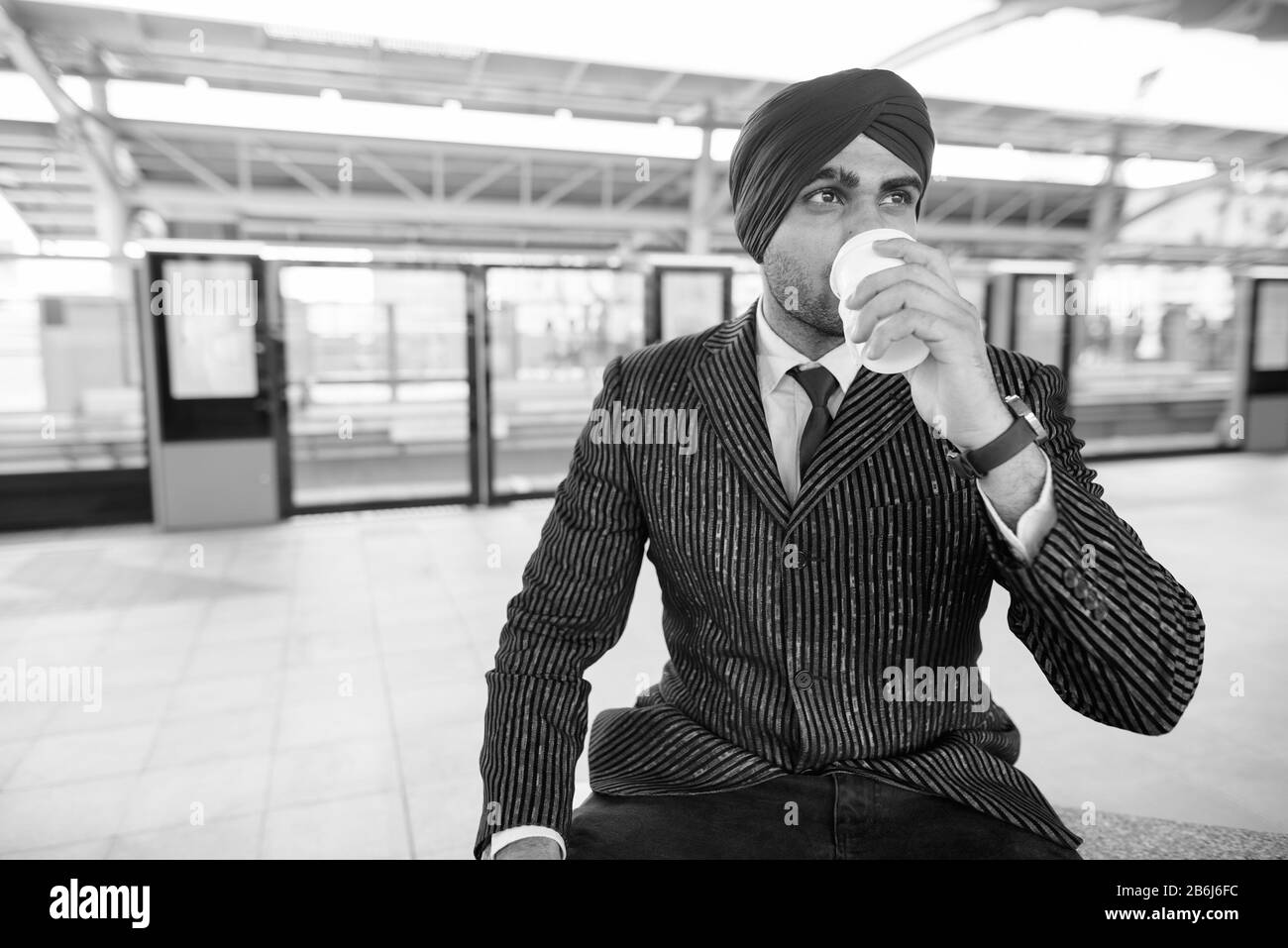 Drinking coffee takeaway Black and White Stock Photos & Images - Alamy