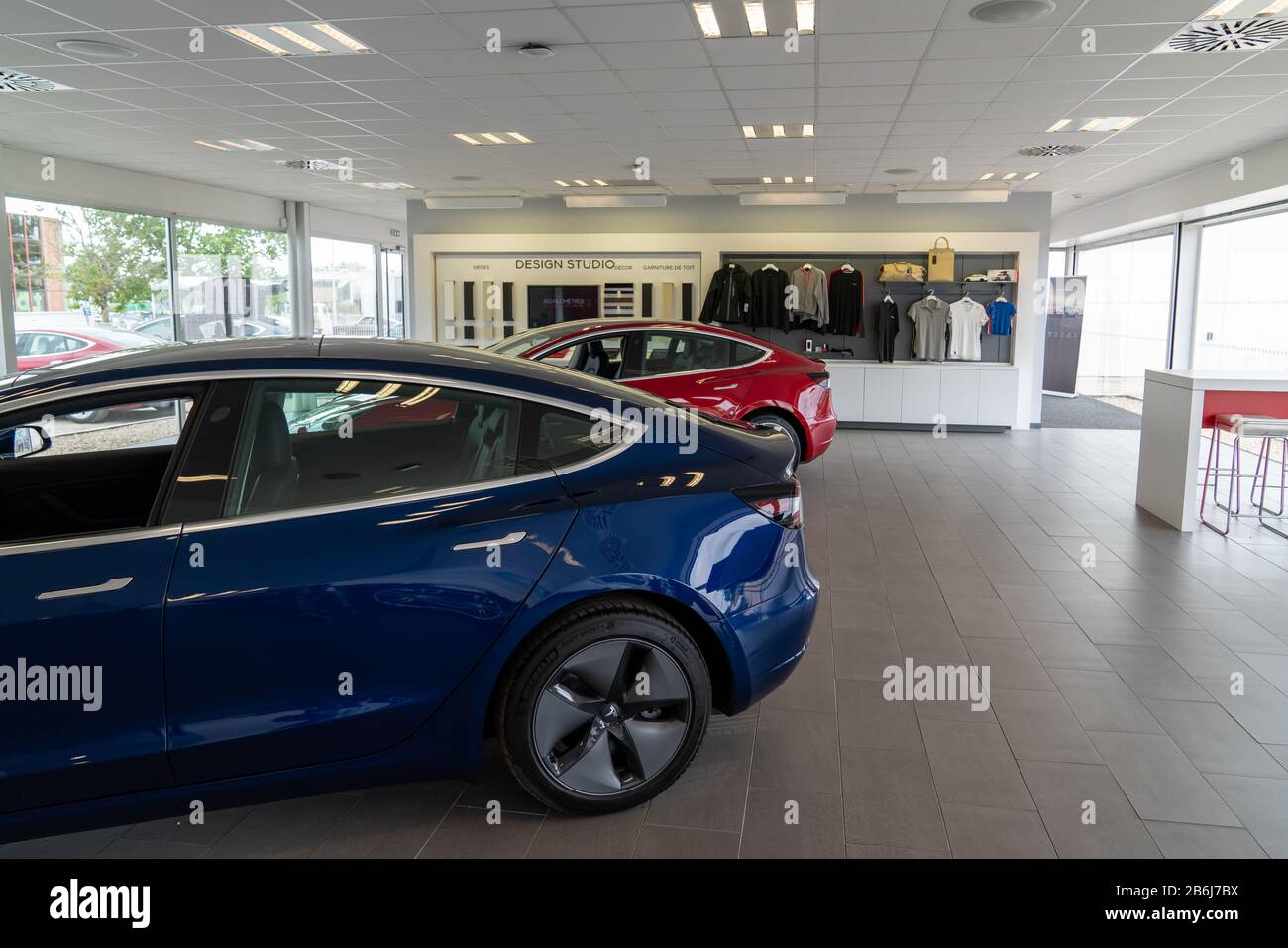 New tesla model s france hi-res stock photography and images - Alamy
