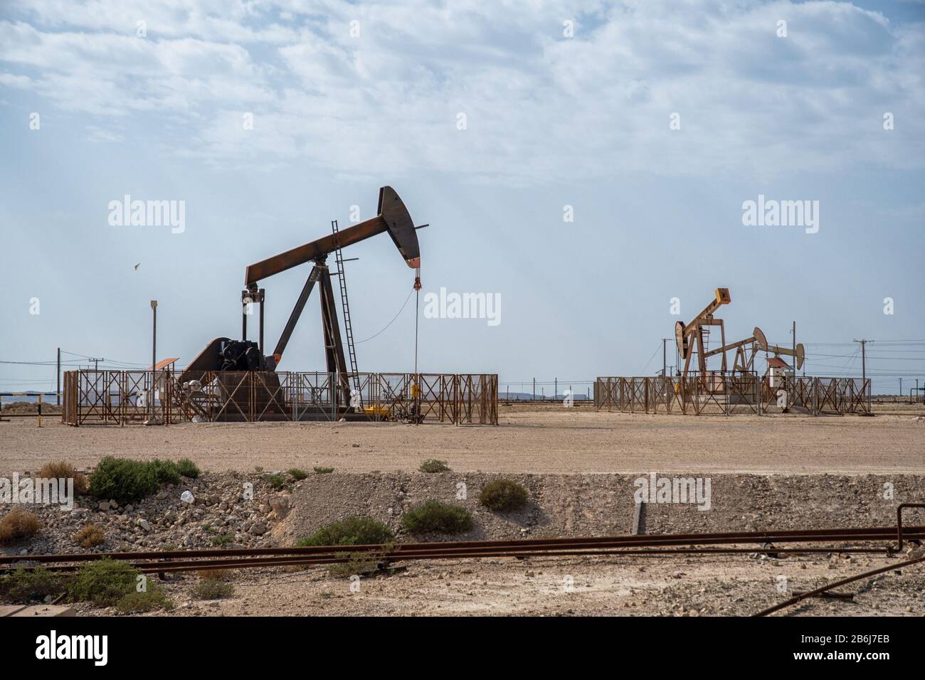 Oil well in the desert of Bahrain Stock Photo - Alamy