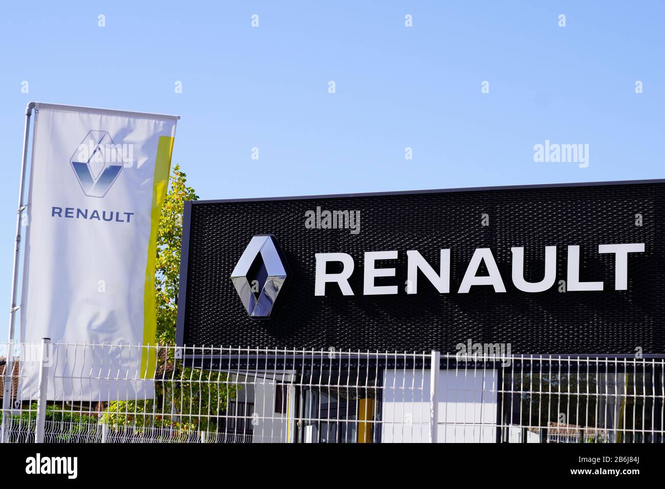 Bordeaux , Aquitaine / France - 10 11 2019 : car renault sign logo on ...