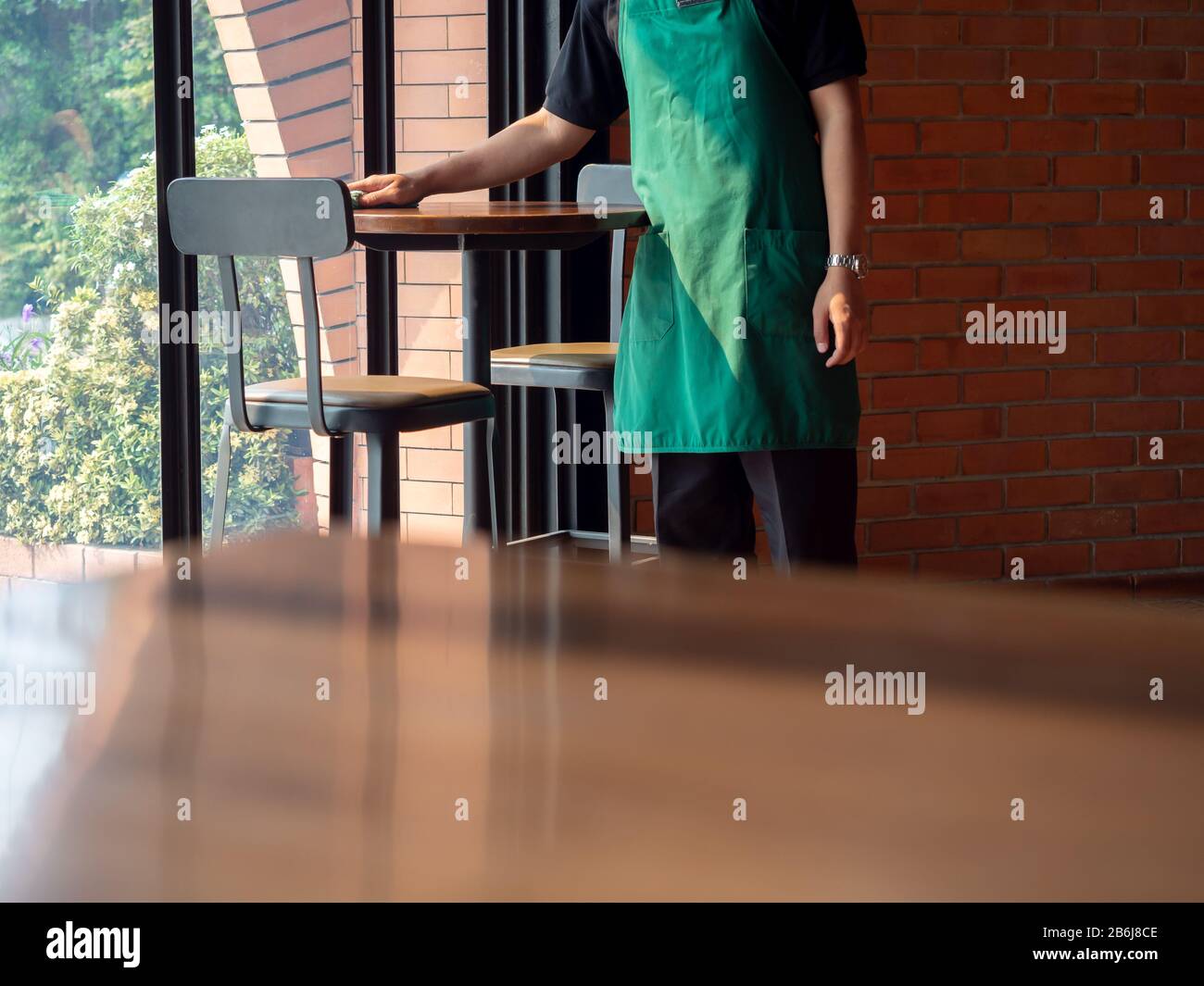Waiter cleaning table hi-res stock photography and images - Alamy