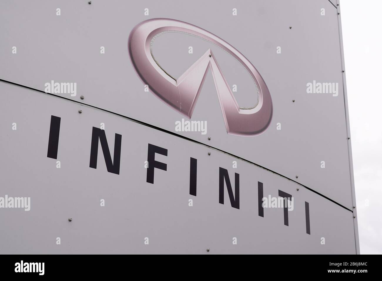 Car infiniti logo hi-res stock photography and images - Alamy