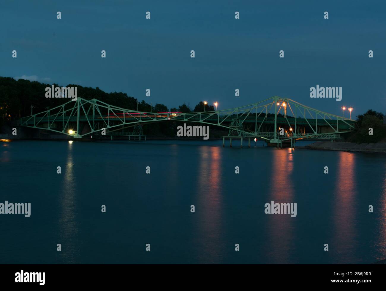 Green metal bridge hi-res stock photography and images - Alamy