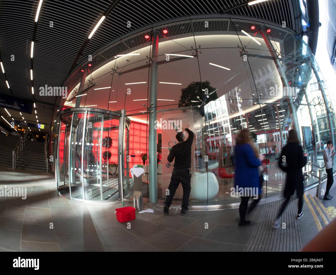 Columbia threadneedle hi-res stock photography and images - Alamy