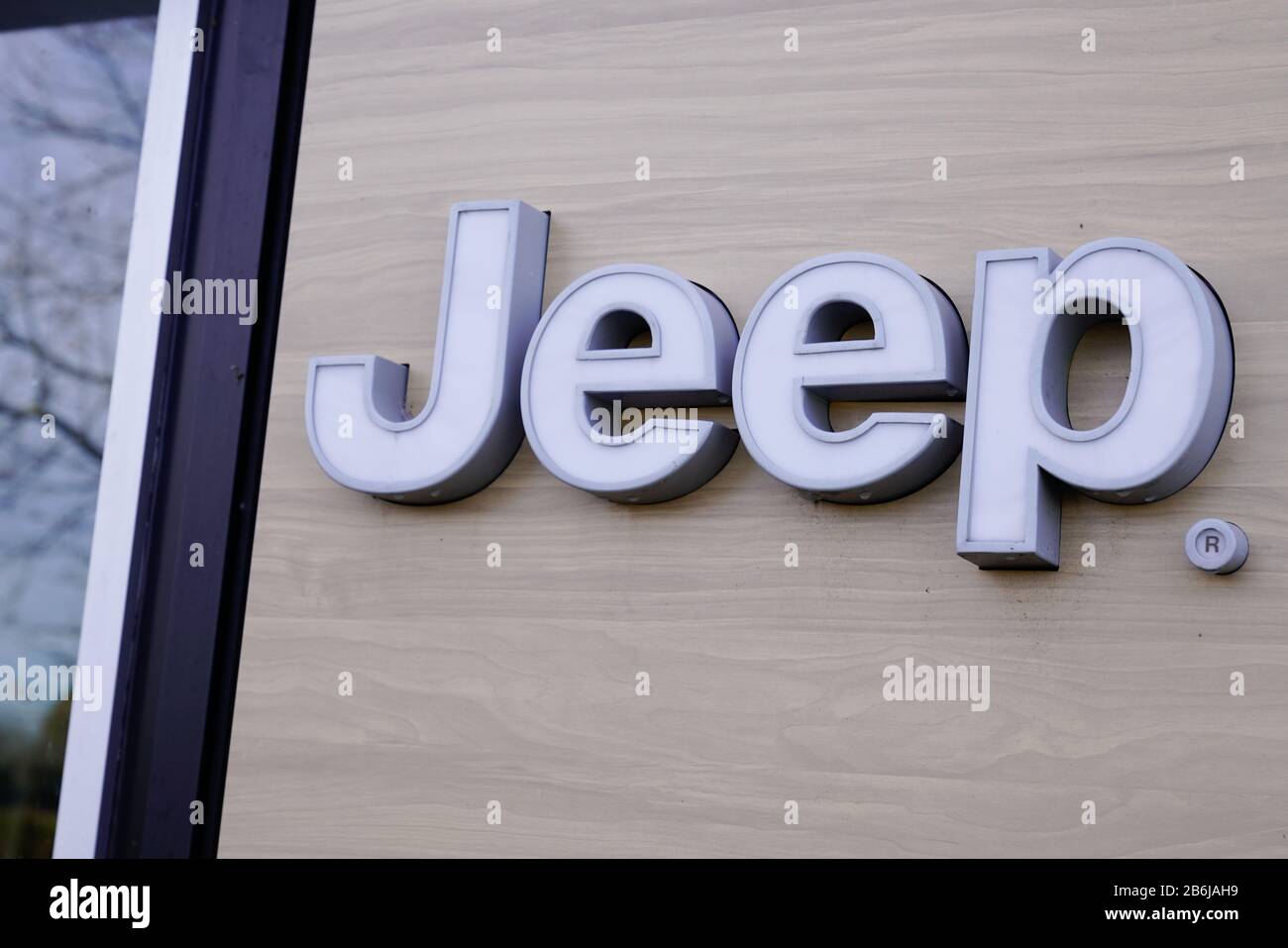 Sport utility vehicle dealership dealer shop hi-res stock photography ...