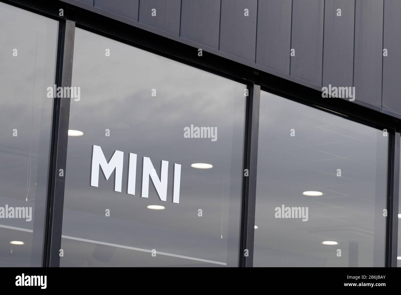 Bmw mini logo sign hi-res stock photography and images - Alamy