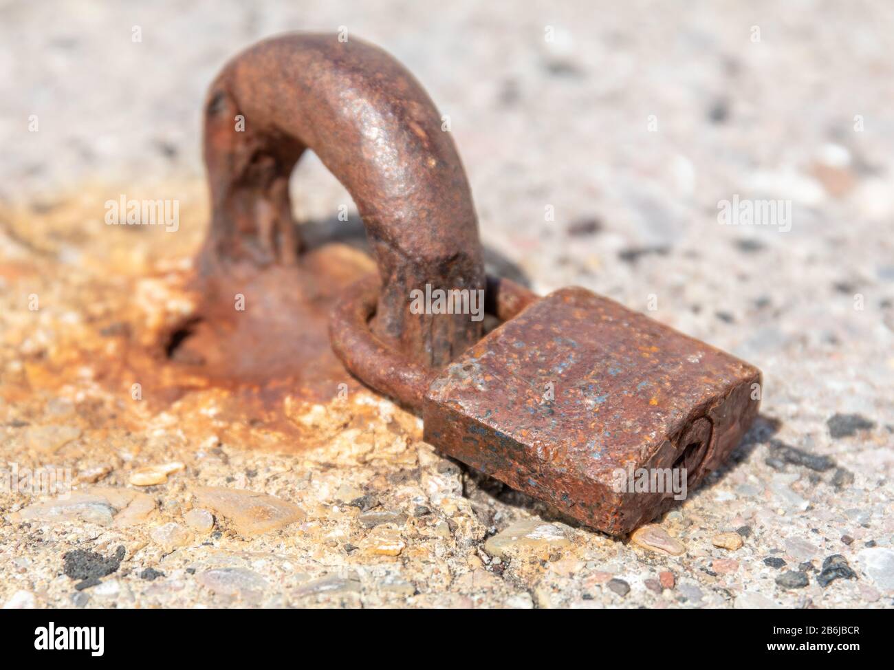 Rusty old padlock hi-res stock photography and images - Alamy